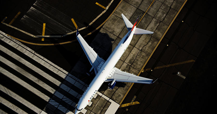 Delta Boeing 737-900, Full Body Overhead | Delta News Hub